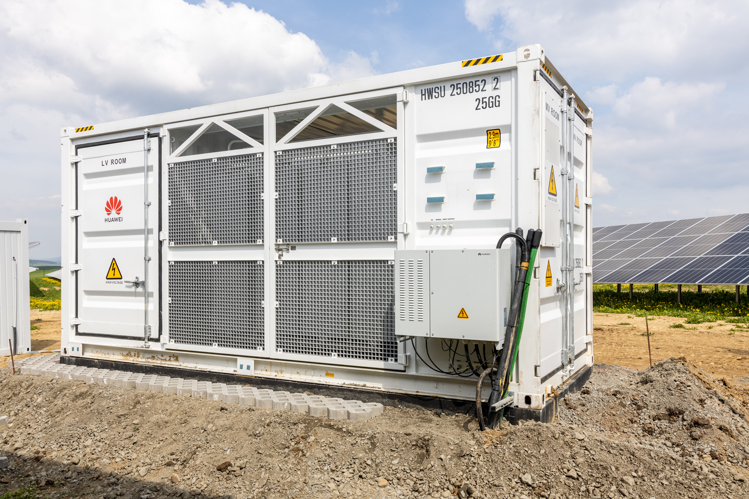 SPM GmbH präsentiert Huawei's Smart Transformer Station im Solarpark ...